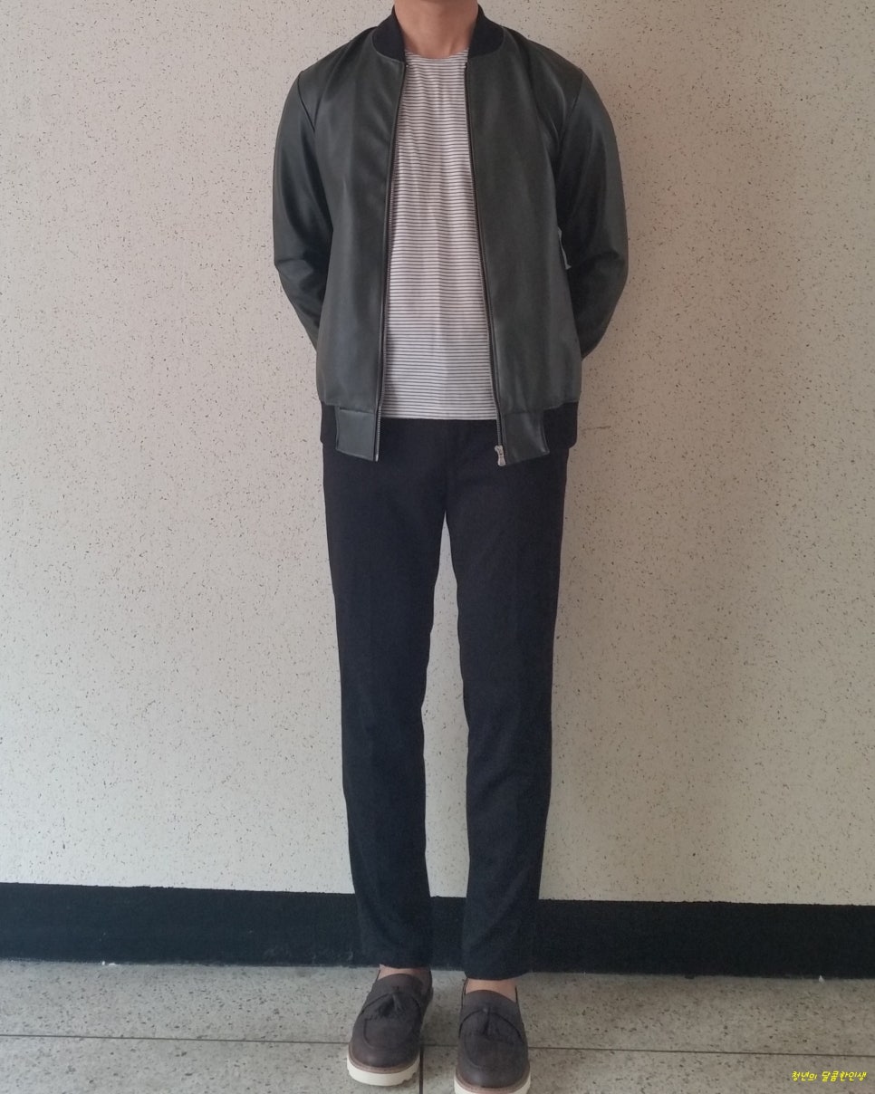 남자 데일리룩 카키색가죽블루종흰색줄무늬티셔츠검정슬랙스생지데님갈색테슬로퍼봄and초여름and가을코디 네이버 블로그