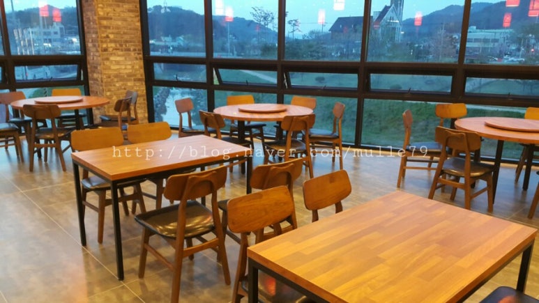 열린탁자진주 이차이 중국요리전문점탁자테이블멀바우테이블회전원형테이블철재다리테이블중식원형탁자식당식탁업소용의자원목